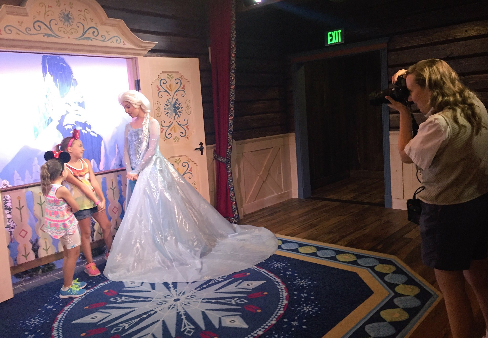 A Closer Look at Disney World’s New Anna and Elsa Meet and Greet ...
