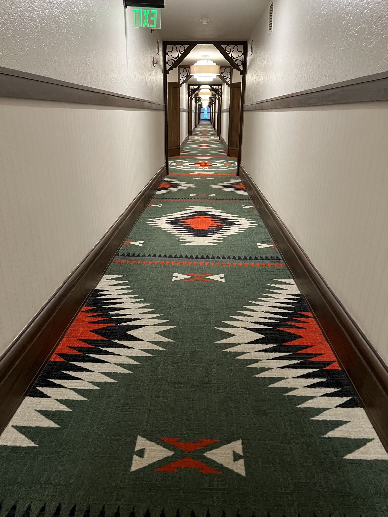 Disney in a Minute: Connecting vs. Adjoining Rooms? | TouringPlans.com Blog